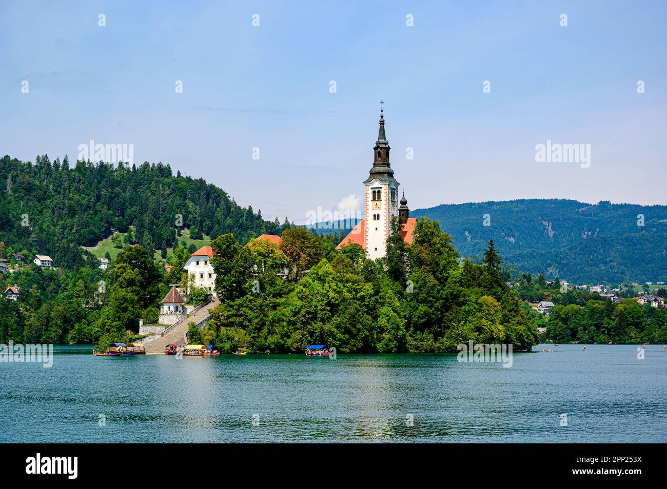 Beautiful idyllic view on island, castle, catholic Maria church in lake ...