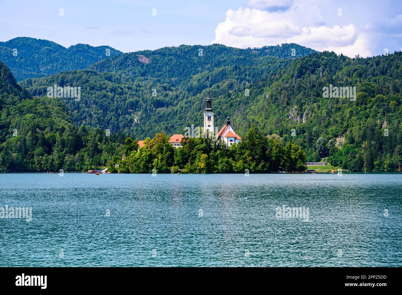 Beautiful idyllic view on island, castle, catholic Maria church in lake ...