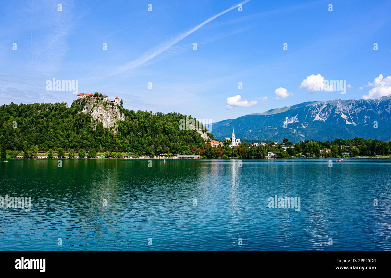 Beautiful idyllic view on island, castle, catholic Maria church in lake ...