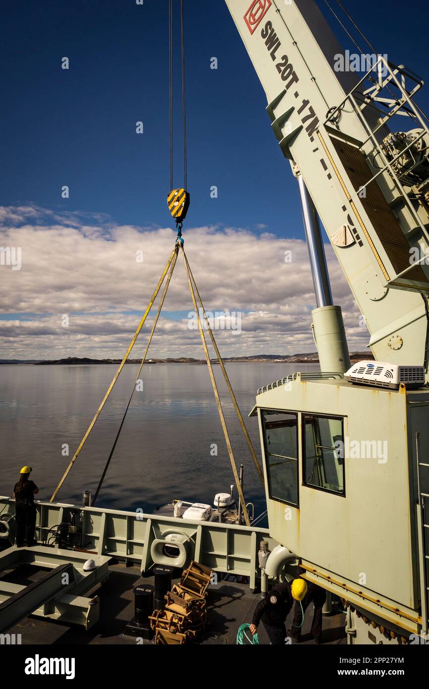 Crane launches landing craft embarked in HMCS Margaret Brooke at ...
