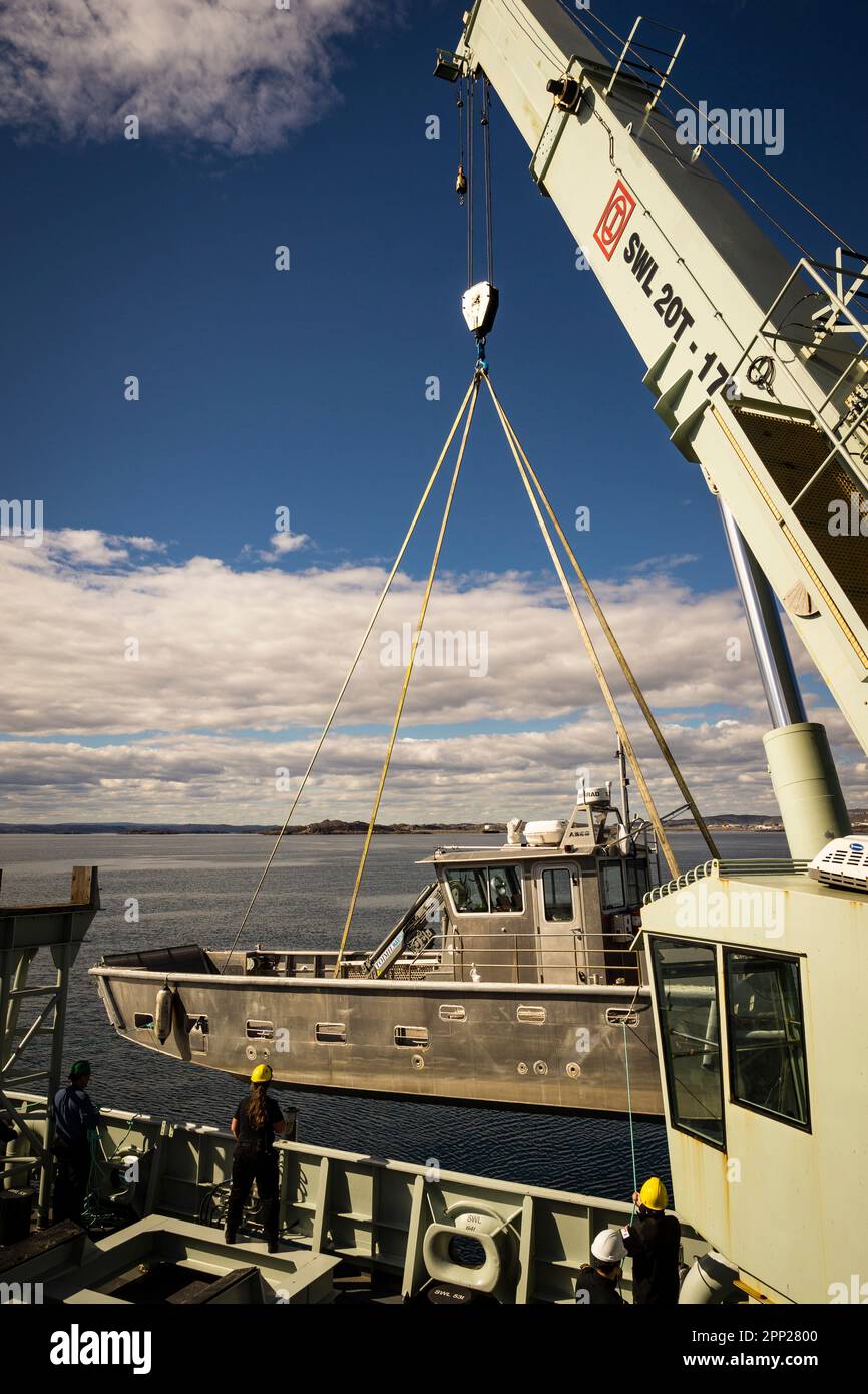 Crane launches landing craft embarked in HMCS Margaret Brooke at ...