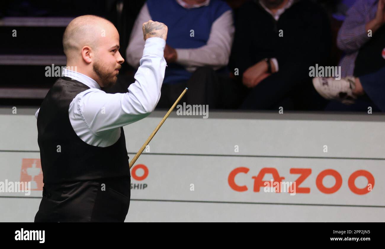 Luca Brecel celebrates his victory over Mark Williams during day seven ...