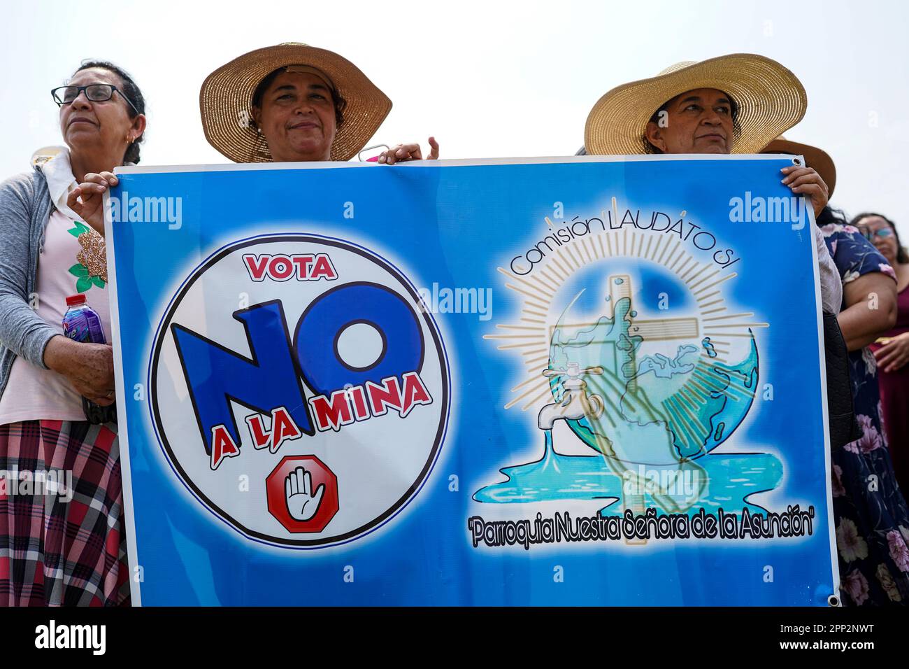 21 April 2023, El Salvador, Güija: Environmental activists from El ...