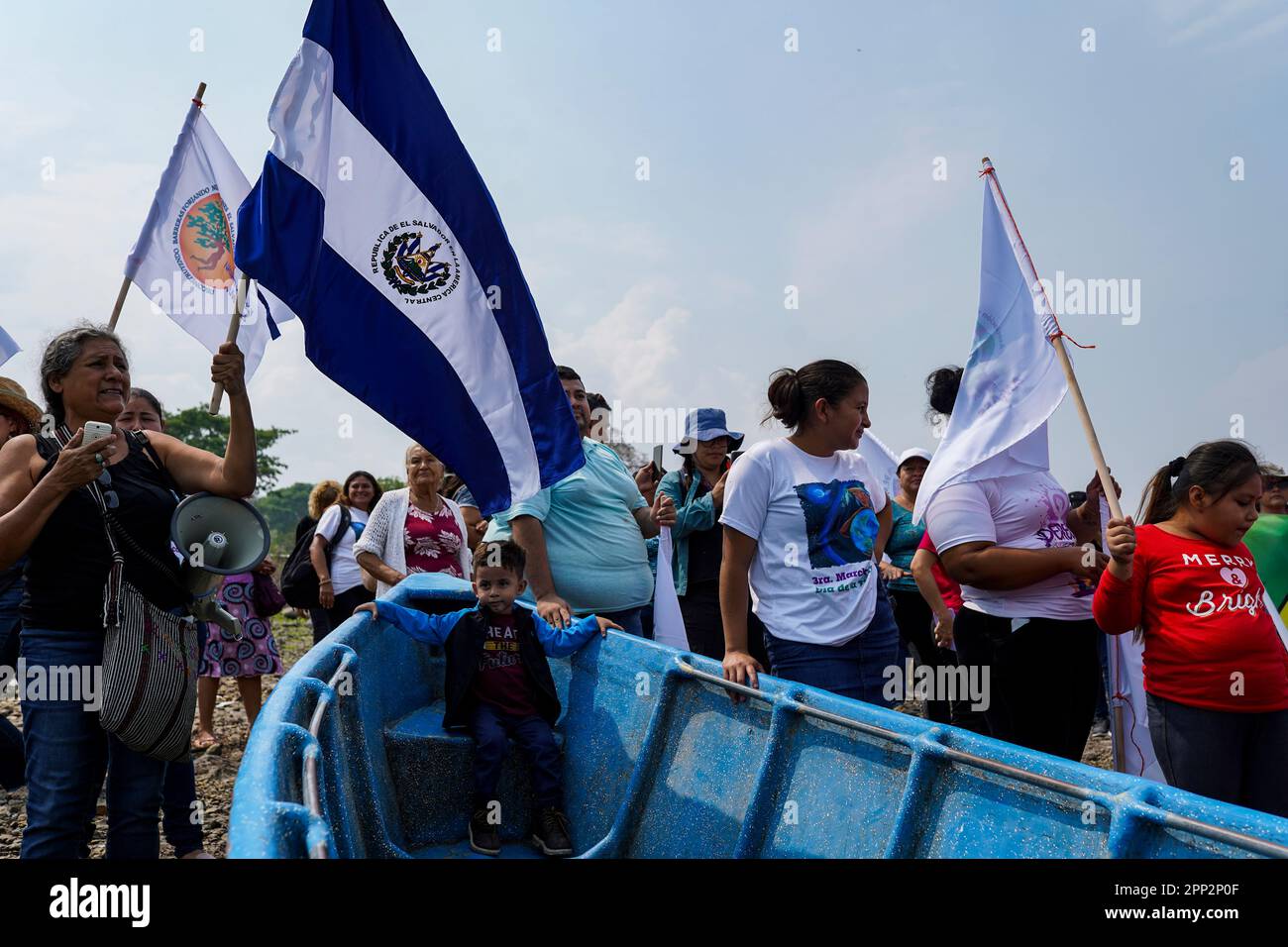 21 April 2023, El Salvador, Güija: Environmental activists from El ...
