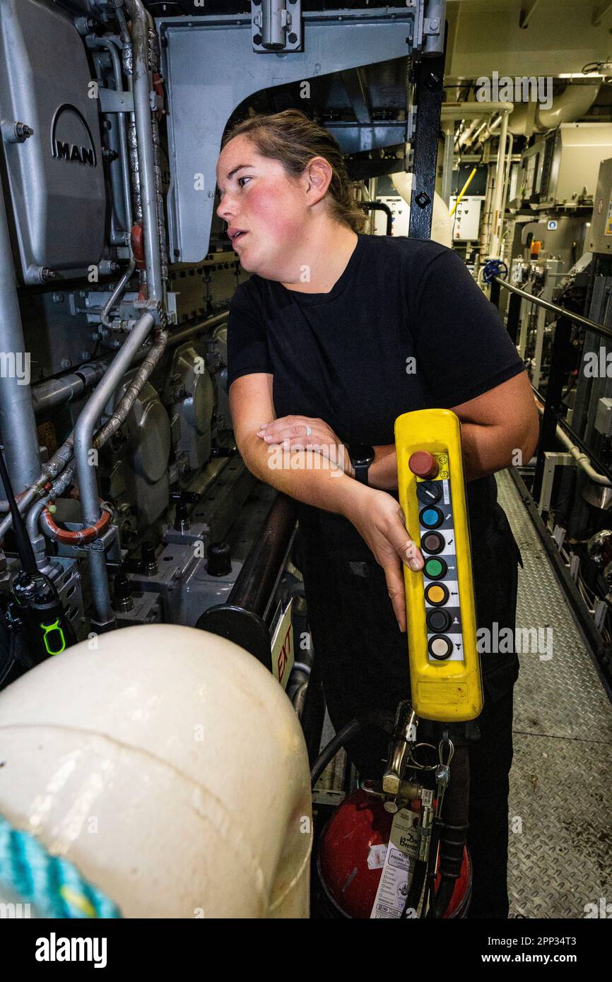 Crew members replace engine hi-res stock photography and images - Alamy
