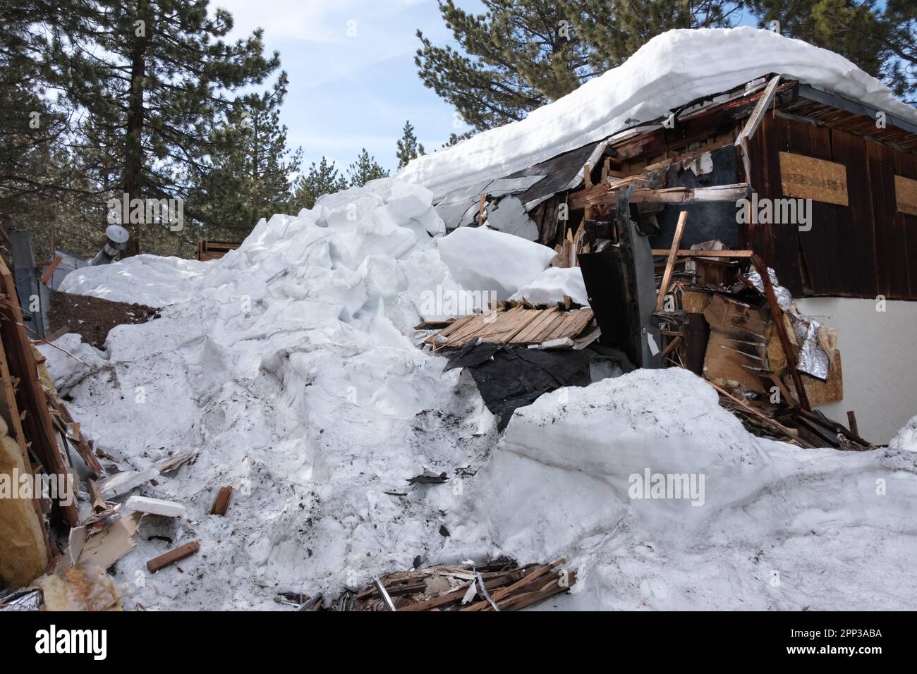 California snow building collapse hi-res stock photography and images ...