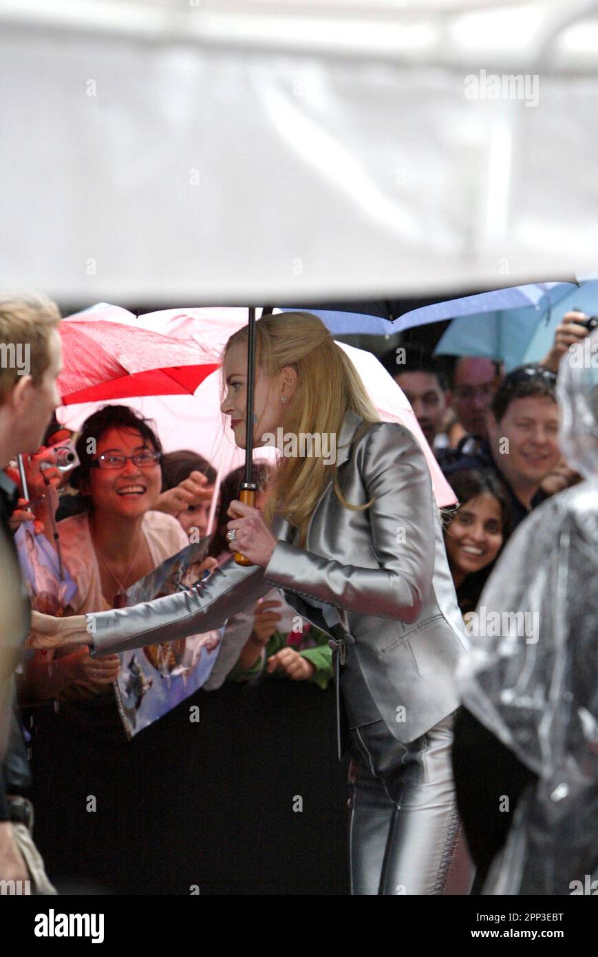 Nicole Kidman arriving at the Australian premiere of Golden Compass at ...