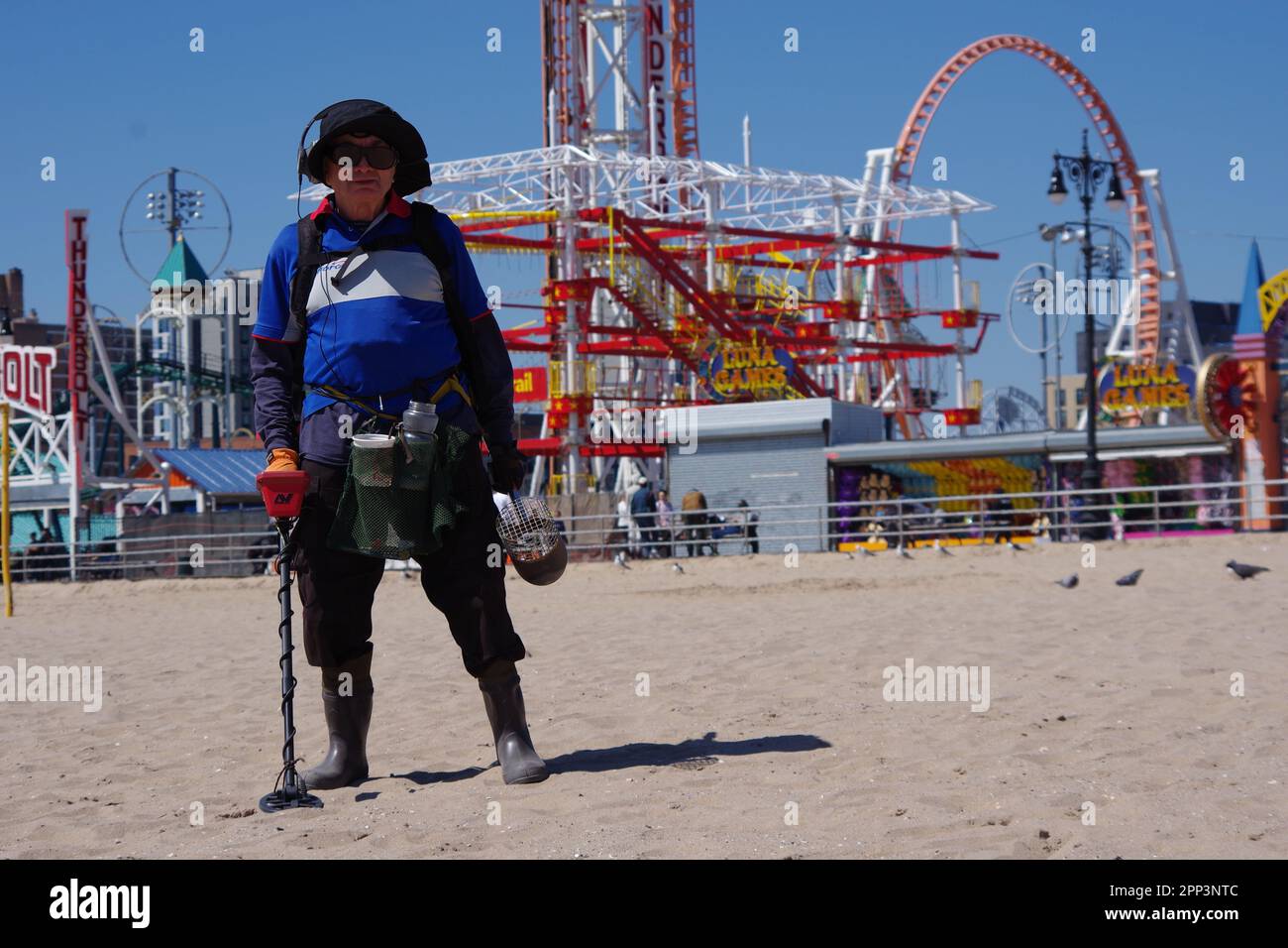Sieve plastic metal detector hi-res stock photography and images - Alamy
