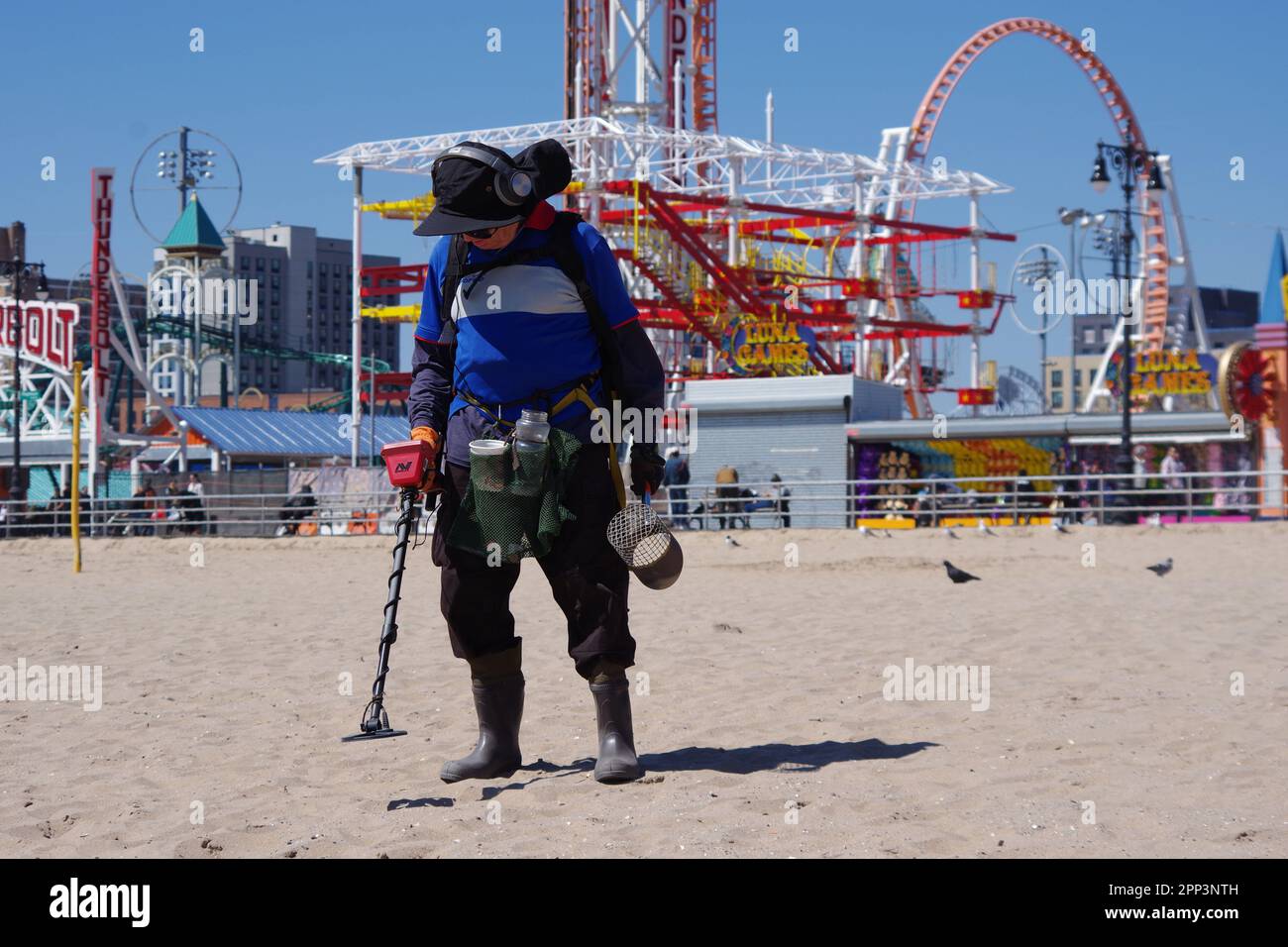 Sieve plastic metal detector hi-res stock photography and images - Alamy