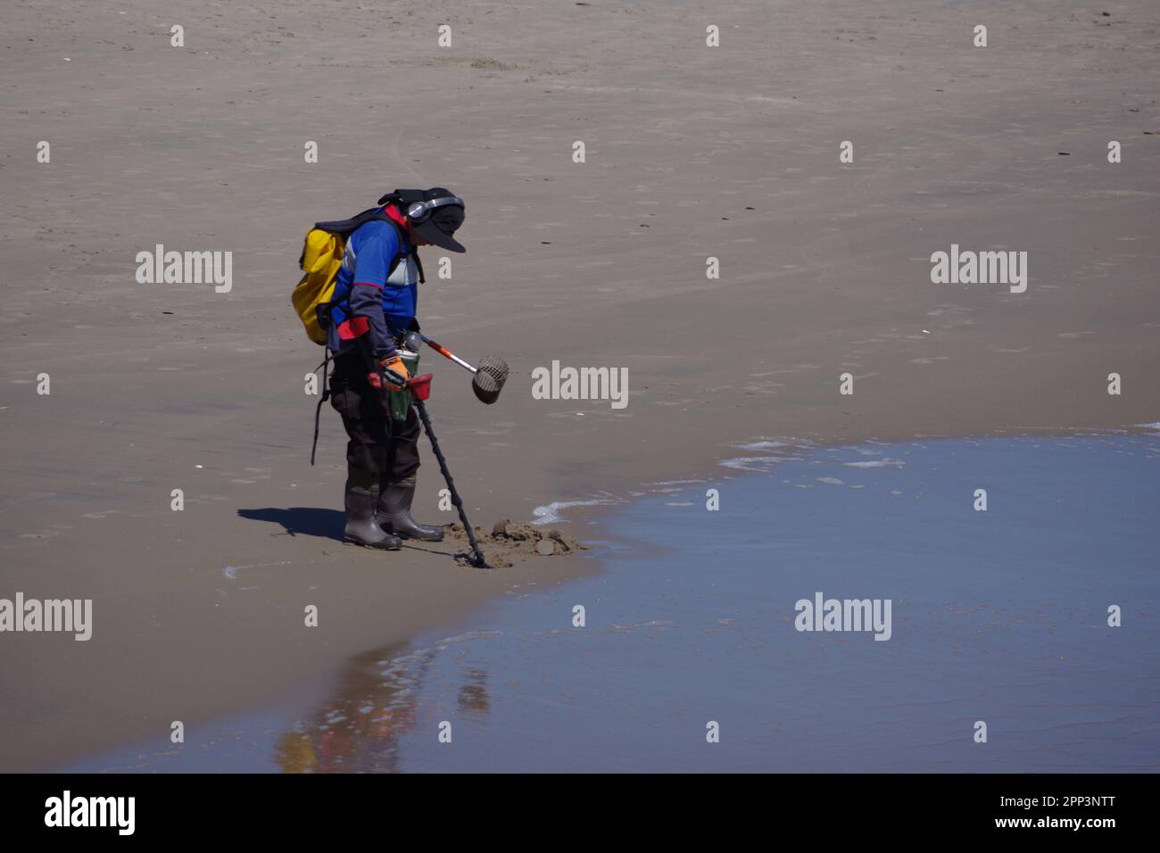 Sieve plastic metal detector hi-res stock photography and images - Alamy