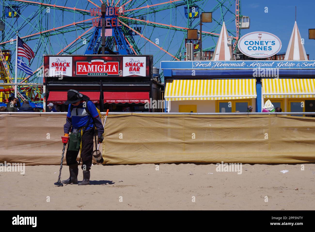 Sieve plastic metal detector hi-res stock photography and images - Alamy