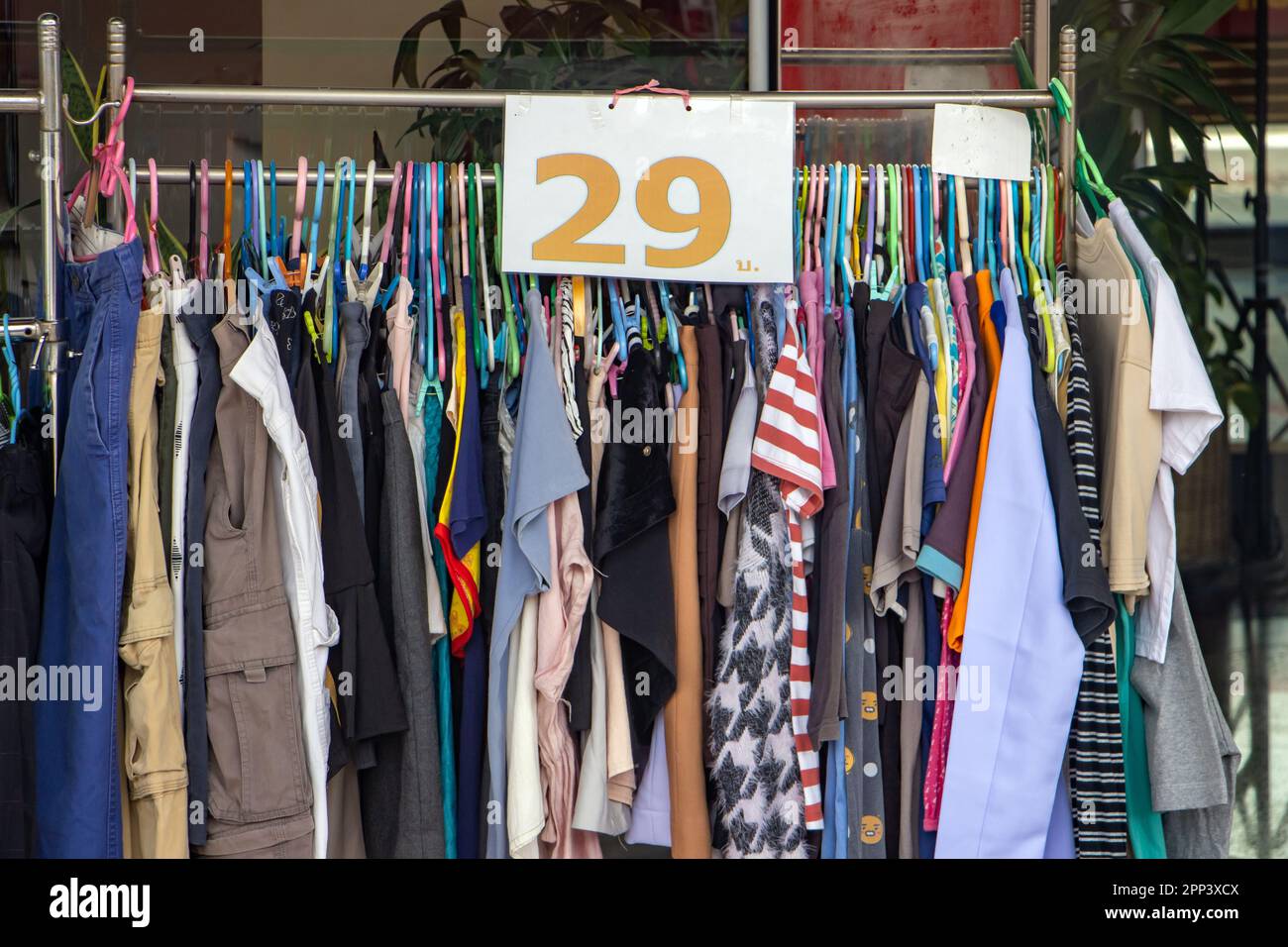 Used clothing rack hi-res stock photography and images - Alamy