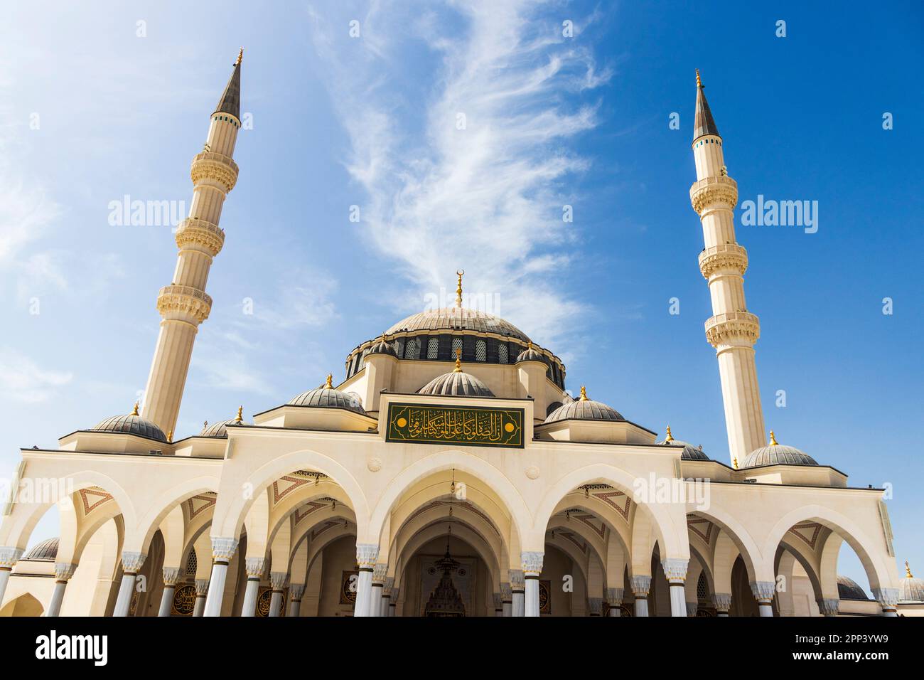 Sharjah, UAE - Shot of the largest Sharjah mosque Stock Photo - Alamy