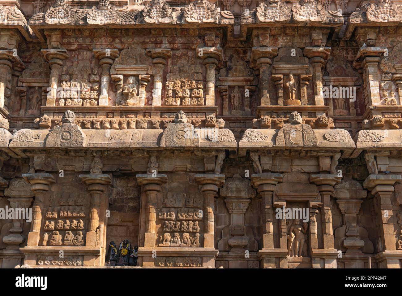 statues of the siva lingam's home in the Gangaikonda Cholapuram temple ...