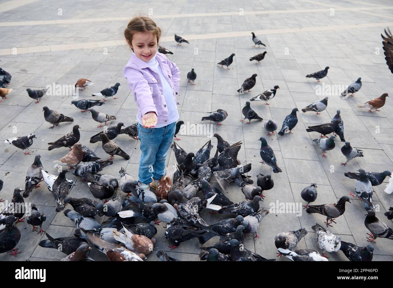 Crowding full length hi-res stock photography and images - Alamy