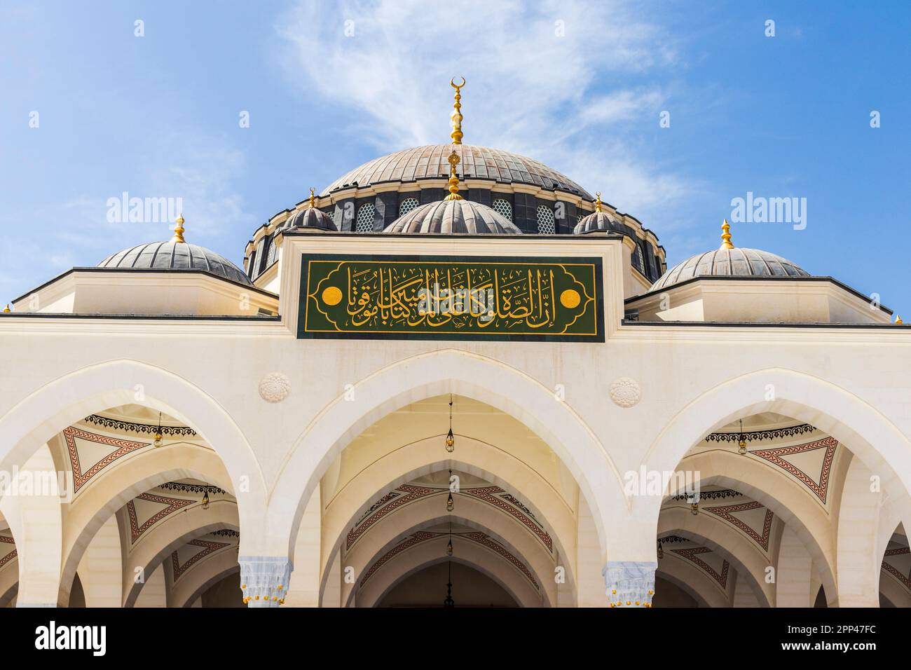 Sharjah, UAE - Shot of the largest Sharjah mosque Stock Photo - Alamy