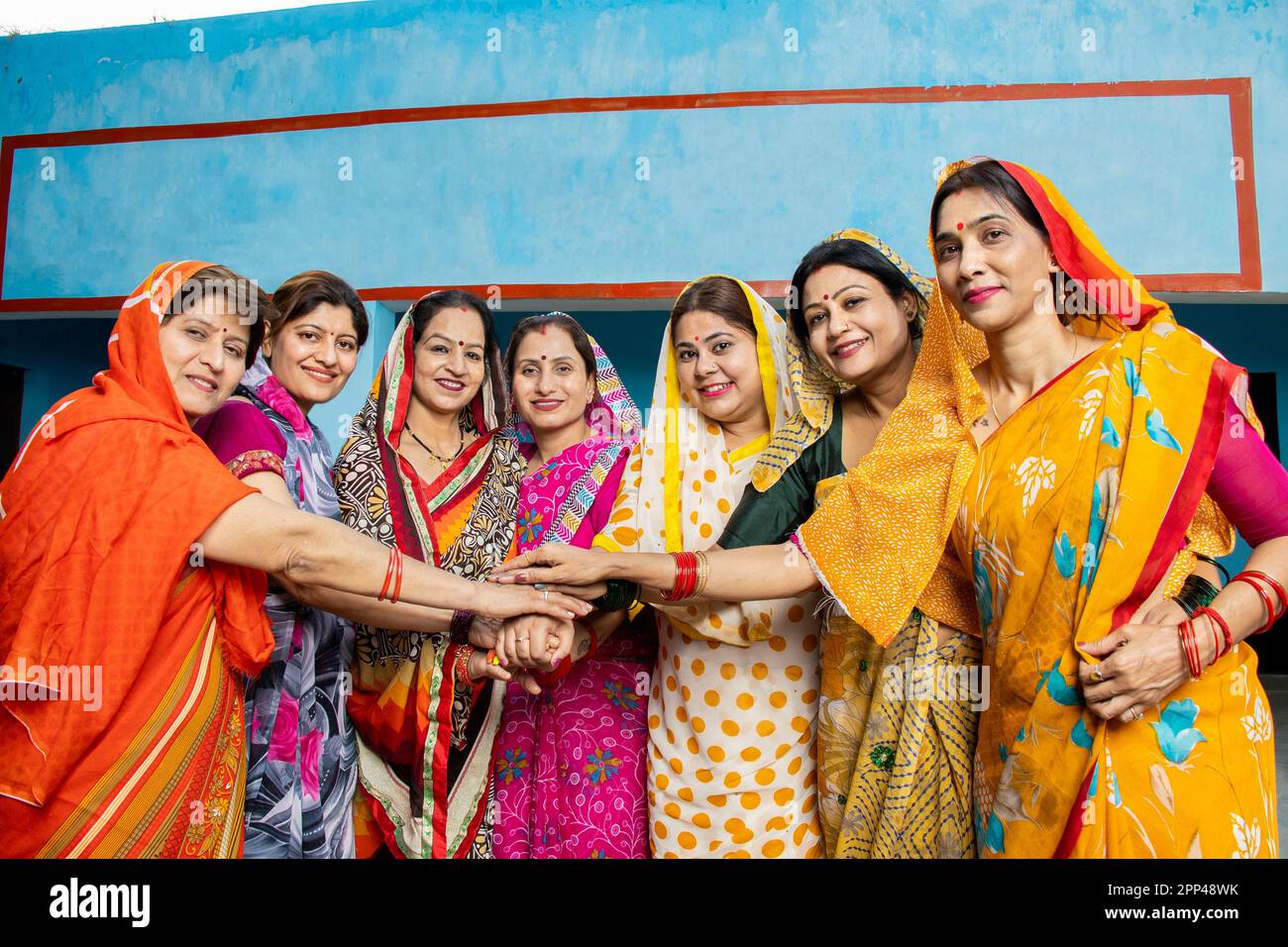Indian sari wome hi-res stock photography and images - Alamy