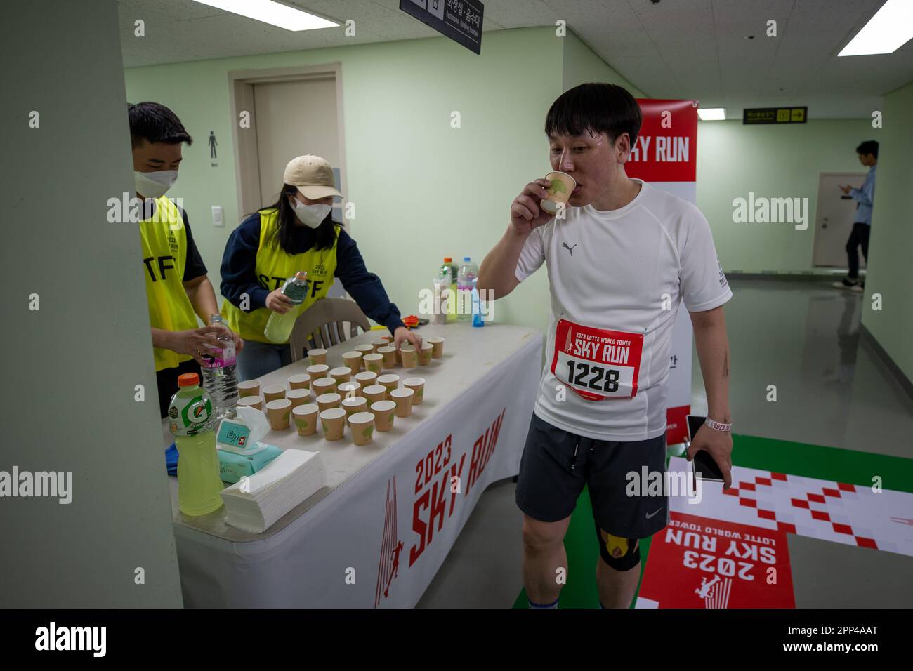 Seoul, South Korea. 22nd Apr, 2023. A runner drinks at a refreshment ...