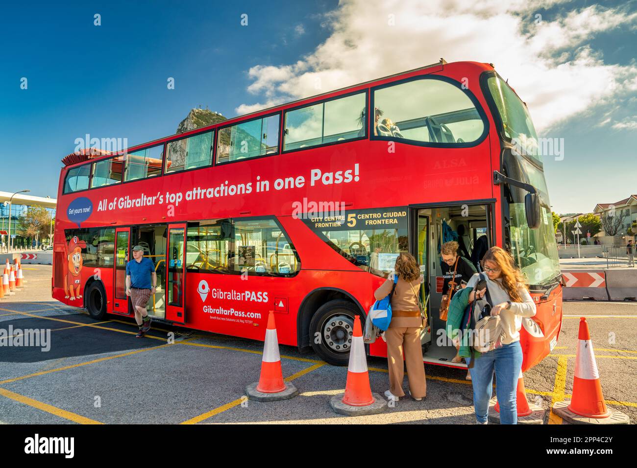Red sightseeing bus hi-res stock photography and images - Alamy