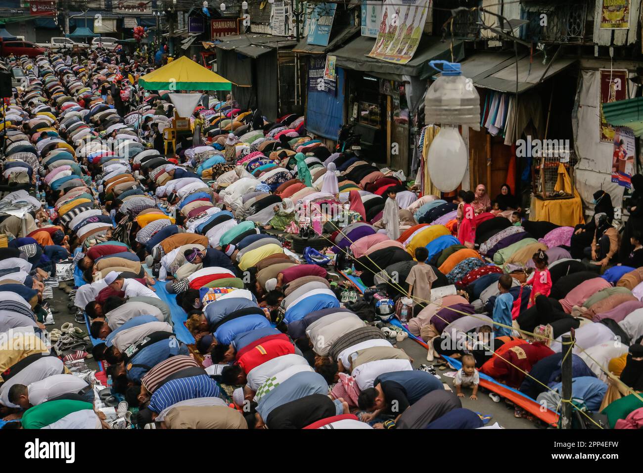 Manila, Philippines. 22nd Apr, 2023. Filipino Muslims pray in the ...