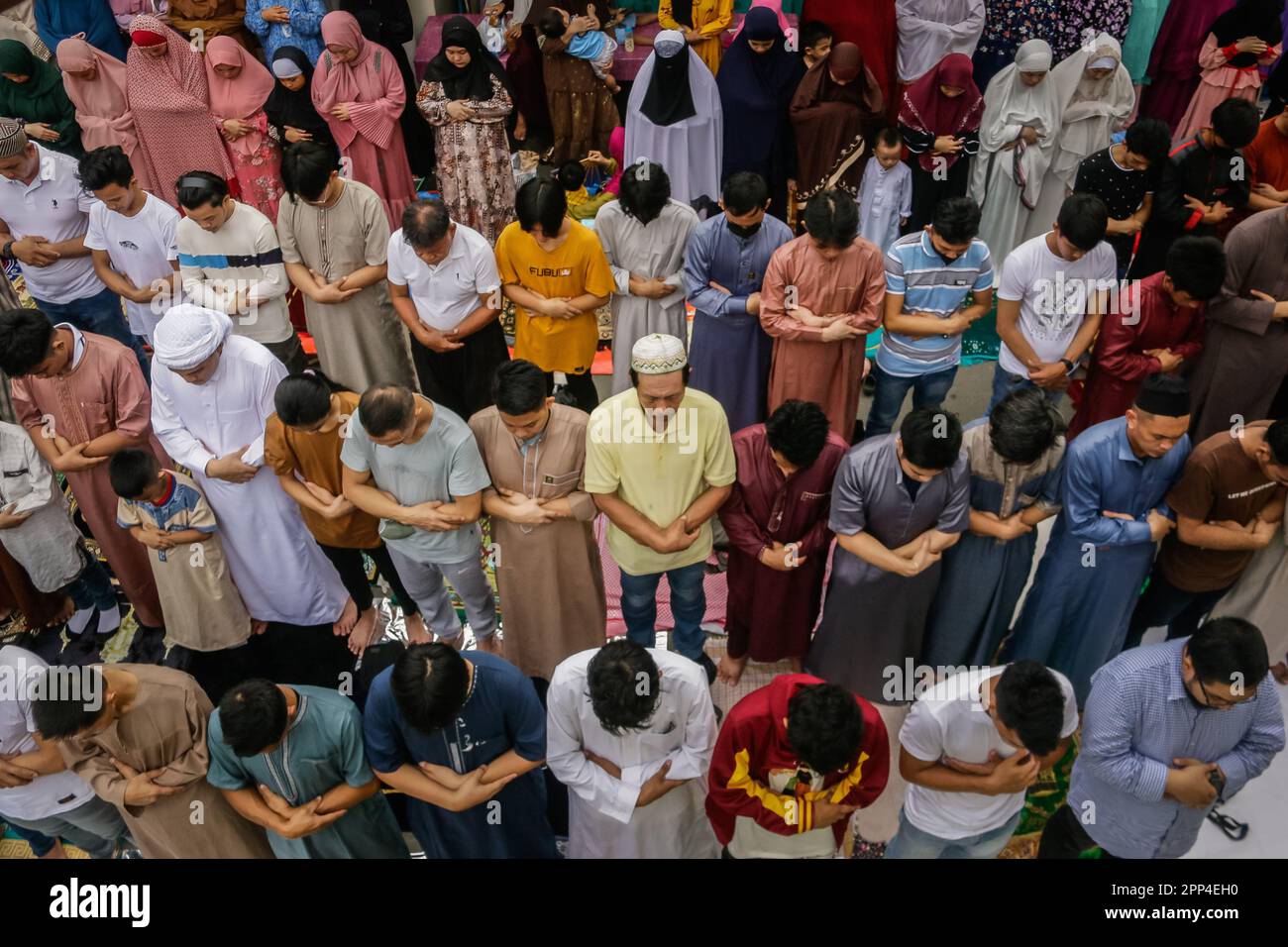 Manila, Philippines. 22nd Apr, 2023. Filipino Muslims pray in the ...