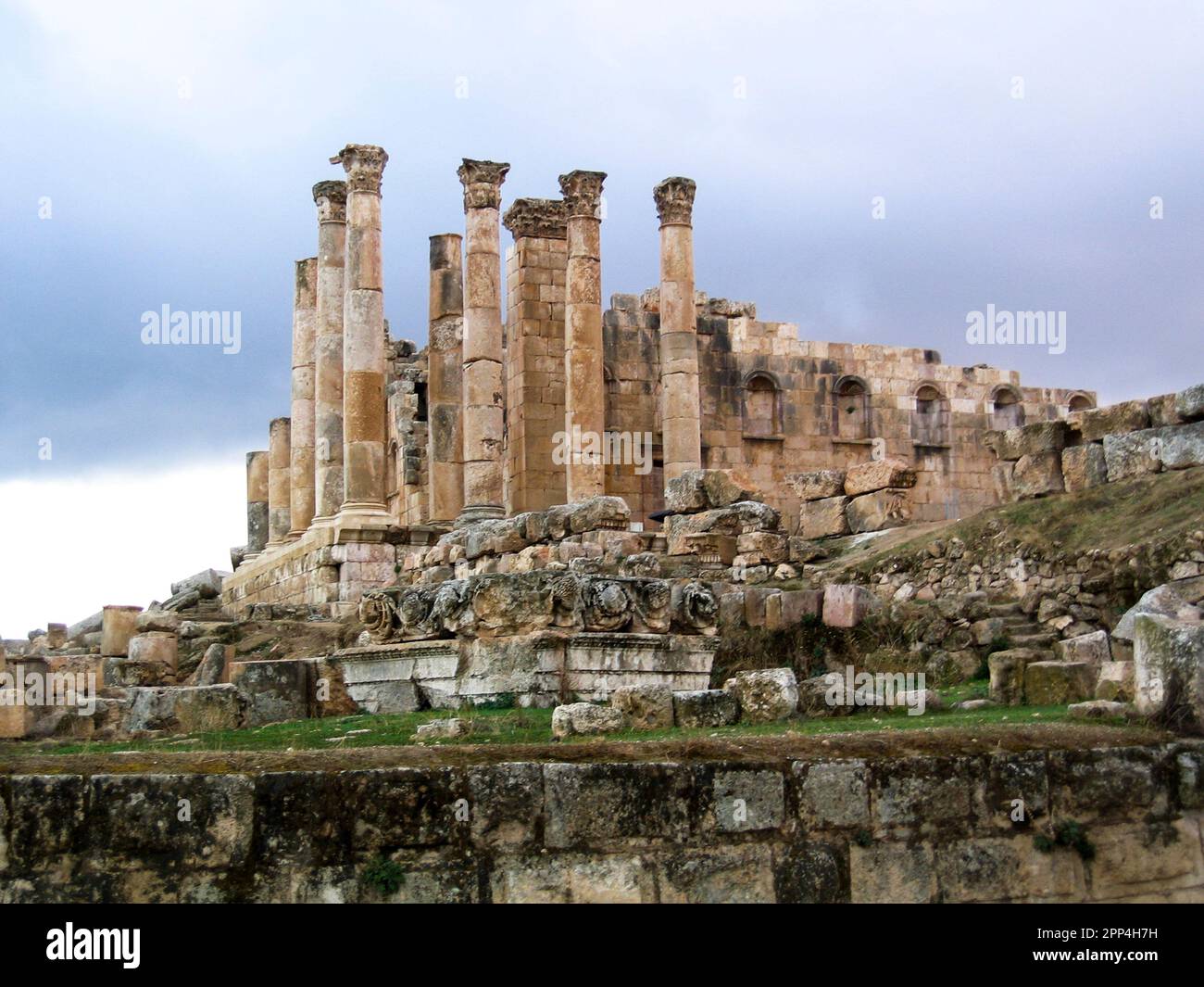 Over the hill temple of Jupiter Jerash Gerasa Jordan Stock Photo - Alamy