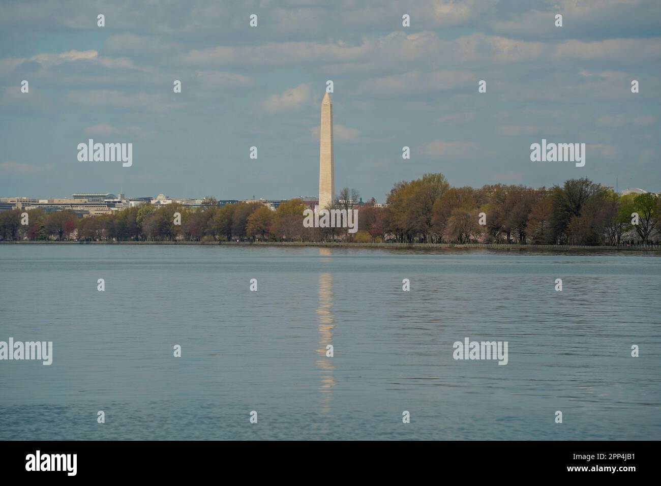 george washington monument view from a cruise on potomac river ...