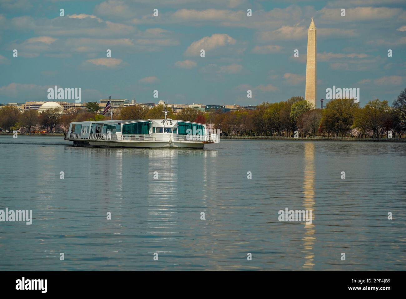 george washington monument view from a cruise on potomac river ...