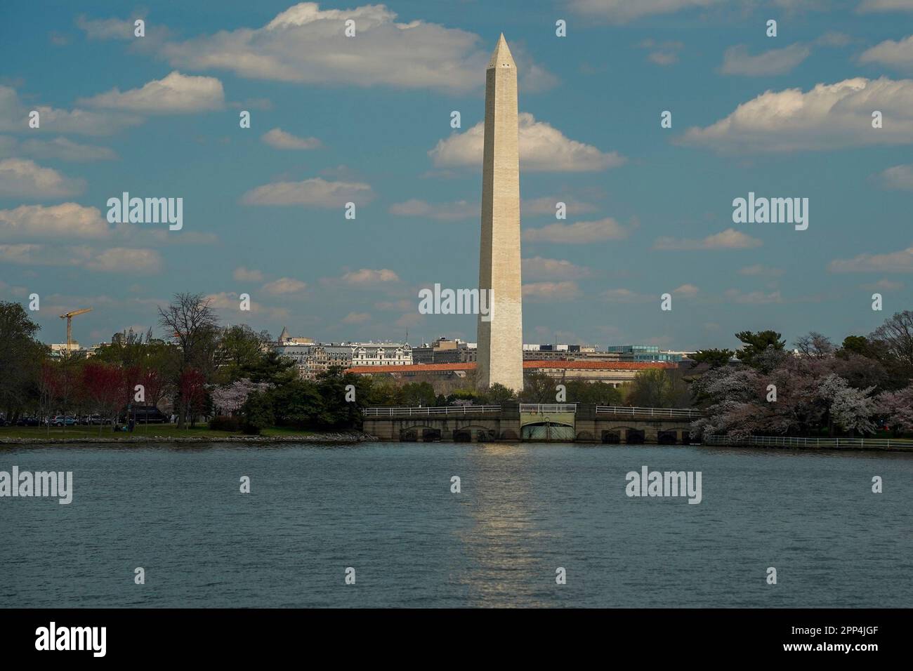 george washington monument view from a cruise on potomac river ...