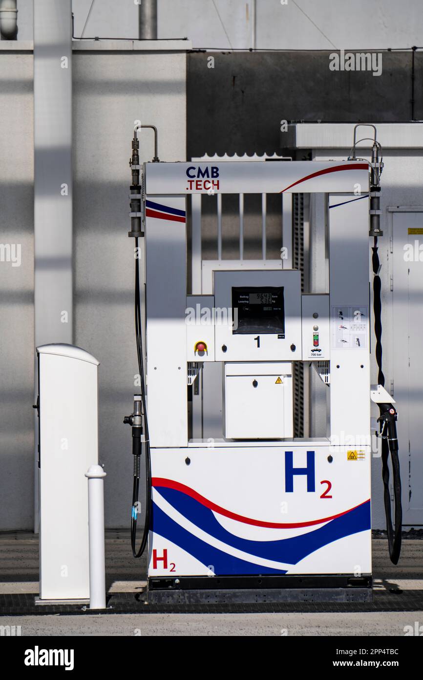 Wasserstoff Tankstelle in Antwerpen, für PKW und LKW, H2 Schriftzug ...
