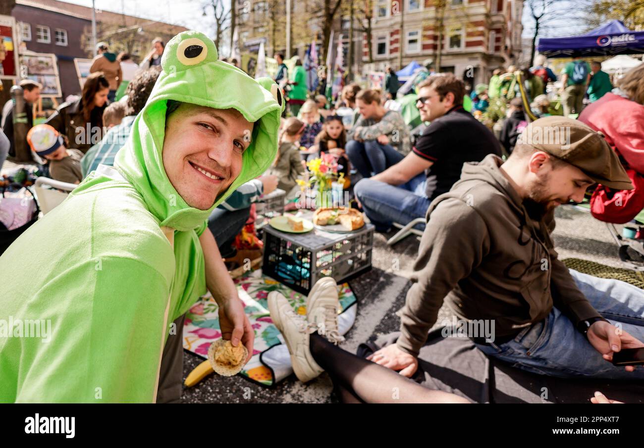 Hamburg, Germany. 22nd Apr, 2023. A man dressed as a frog has breakfast ...