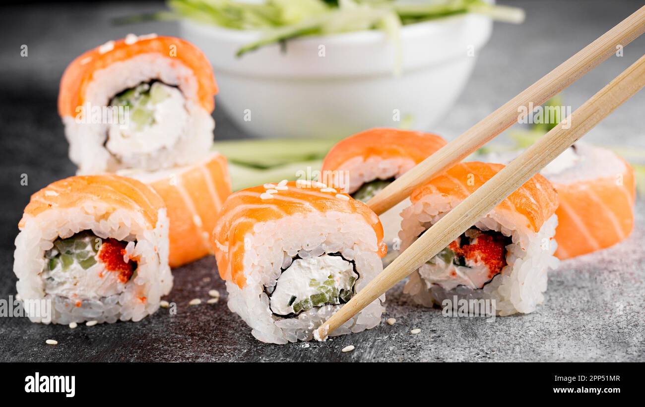 Smoked salmon prawn avocado salad hi-res stock photography and images ...