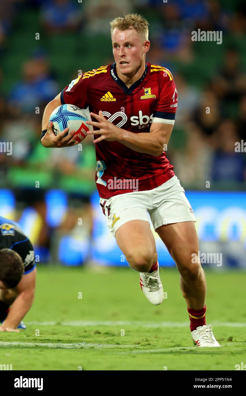 Sam Gilbert of the Highlanders makes a run down the field during the ...