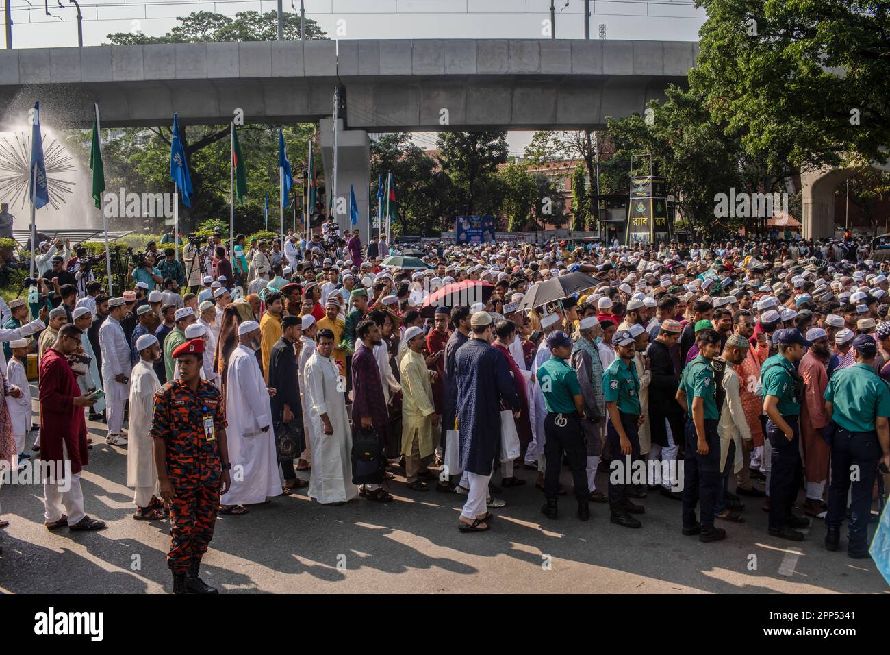 Muslims arrive at National Eidgah to offer Eid al-Fitr prayers marking ...