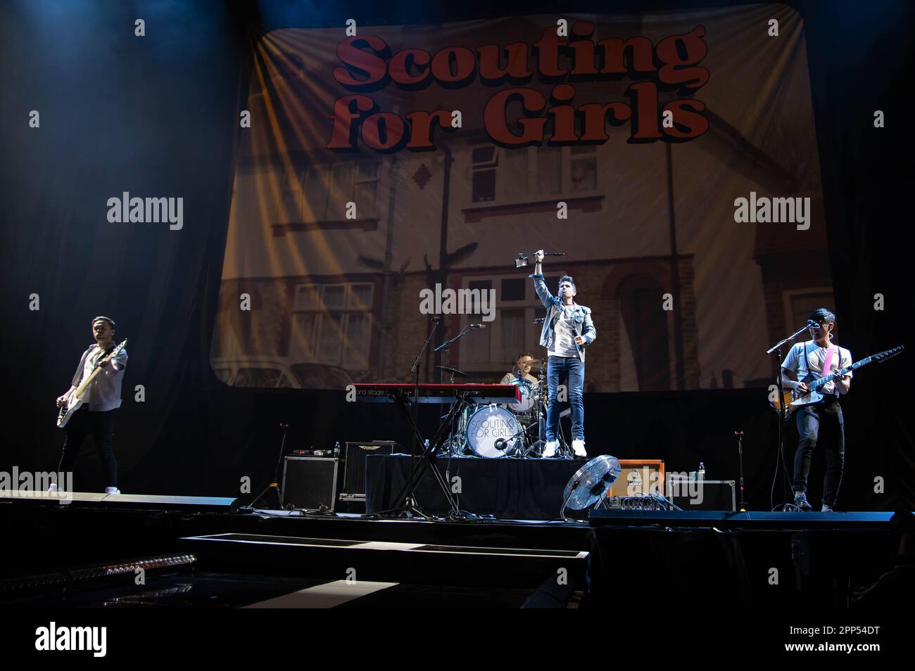 Glasgow, UK. 21st Apr, 2023. Roy Stride of Scouting For Girls ...