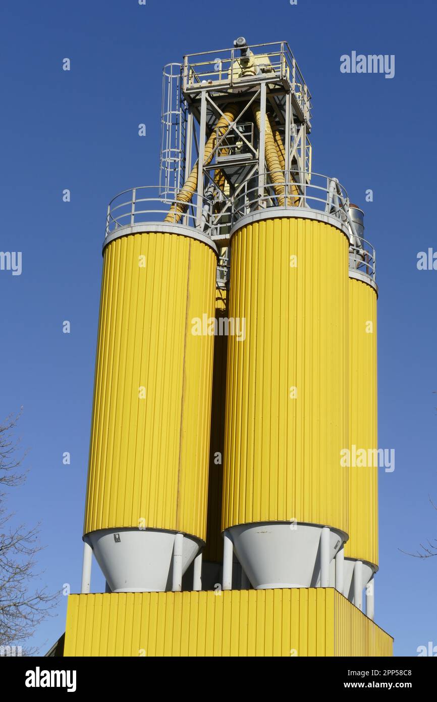 Yellow silos for building material in Hemelinger Hafen, Bremen, Germany ...