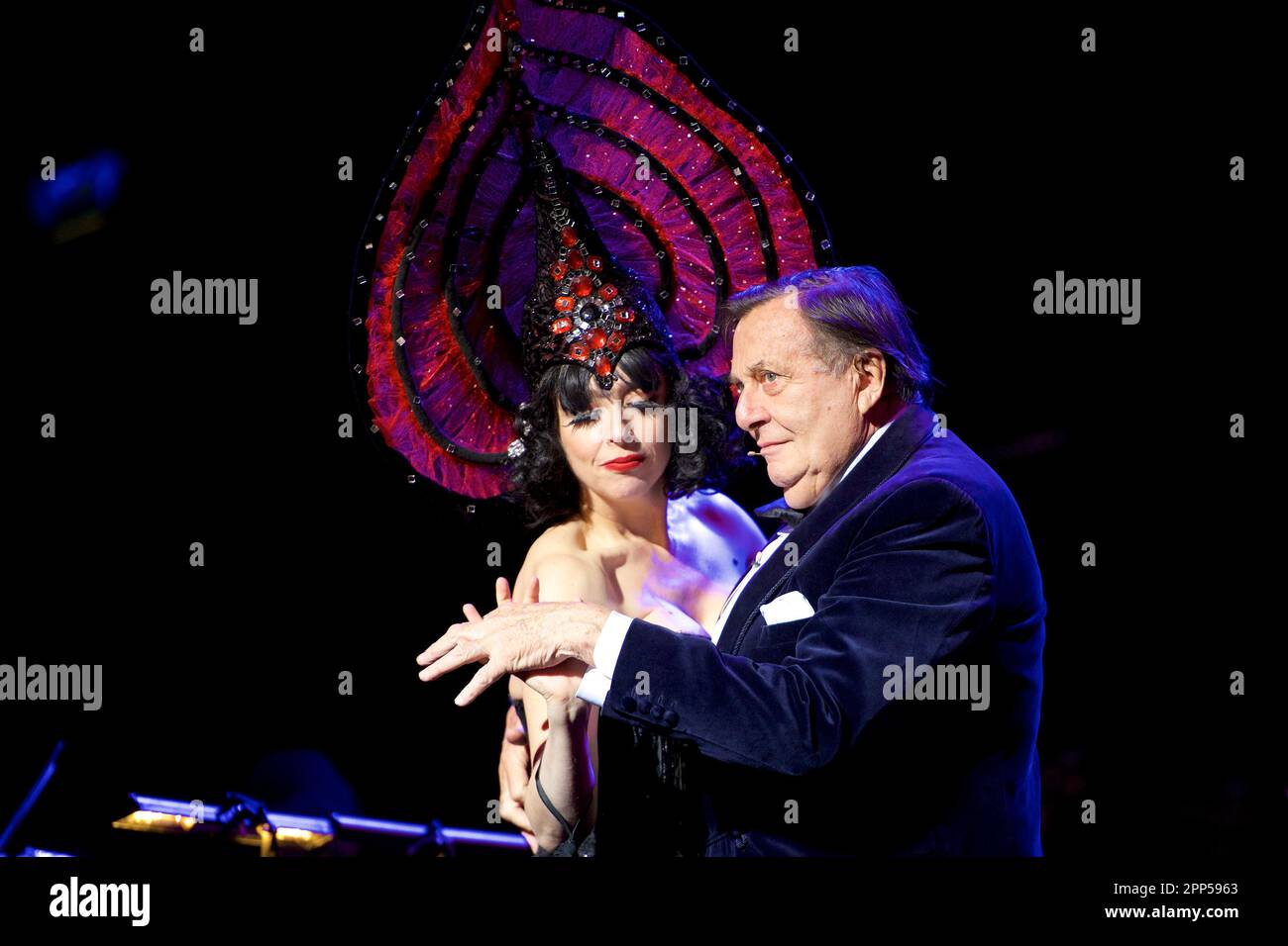 Barry Humphries with his Weimar Cabaret staring cabaret performer ...