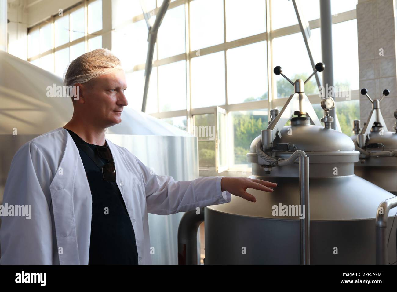 Brewery worker in work process hi-res stock photography and images - Alamy
