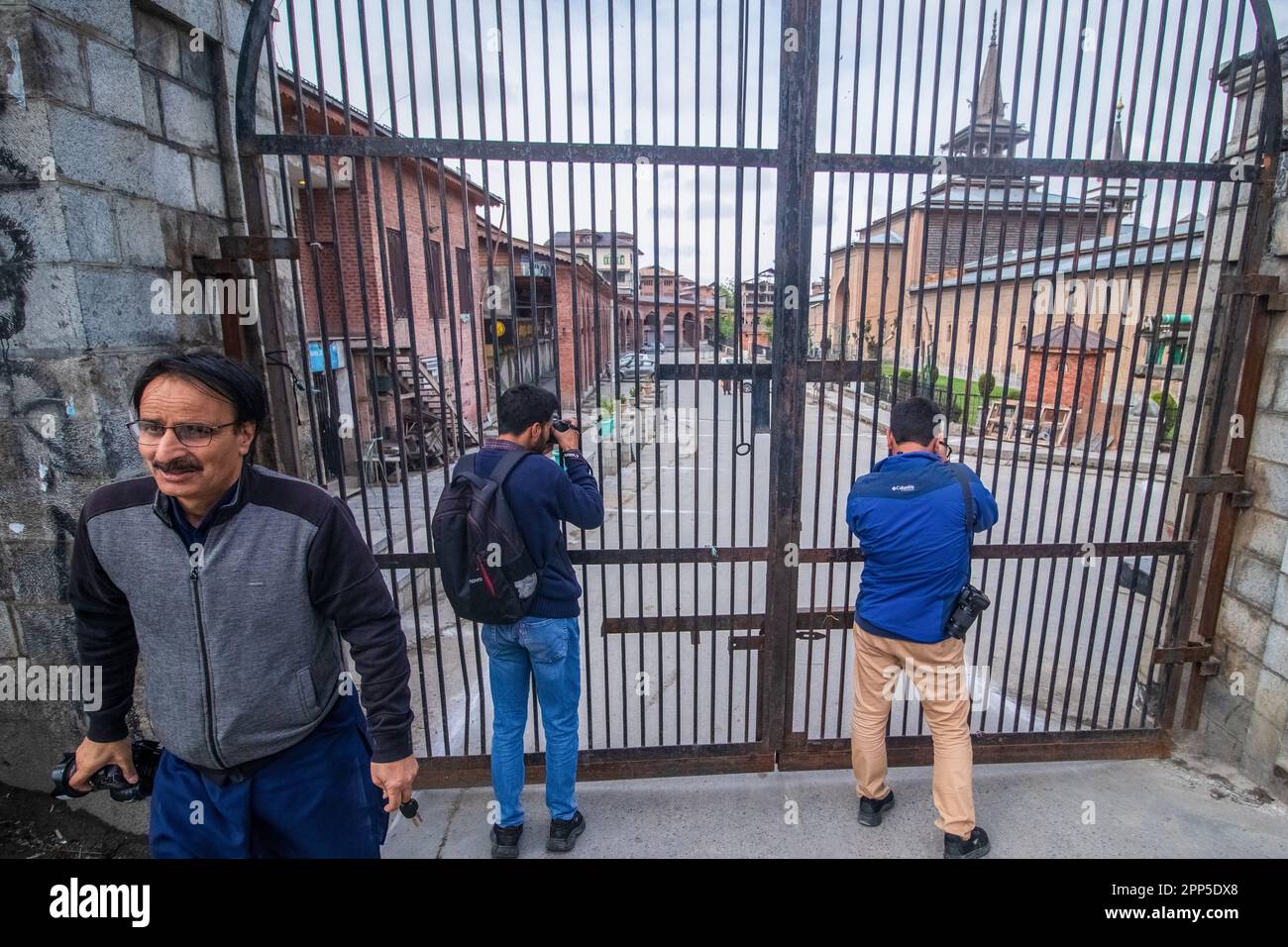 Srinagar, India. 22nd Apr, 2023. Kashmiri journalists taking pictures ...