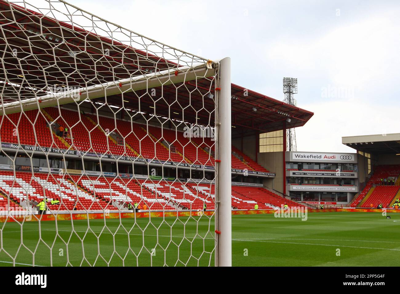 Oxford united football ground hi-res stock photography and images - Alamy