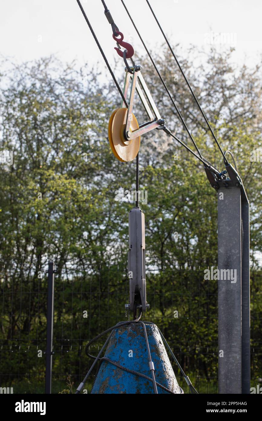 Lashing, pole tensioner, pulleys and steel cables Stock Photo - Alamy