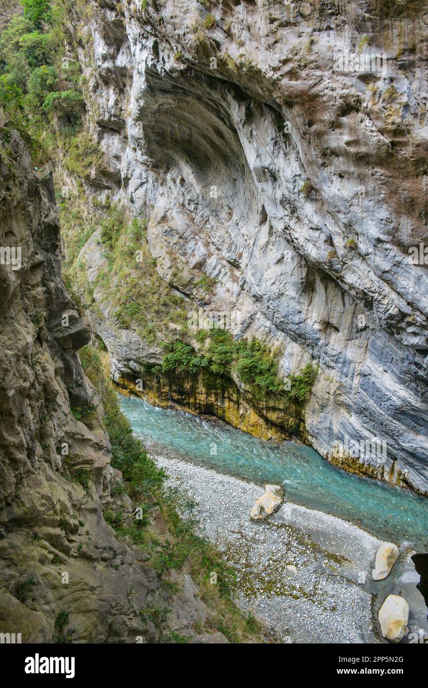 Scenic view of Swallow Grotto Yanzikou Trail with narrow turquoise Liwu ...