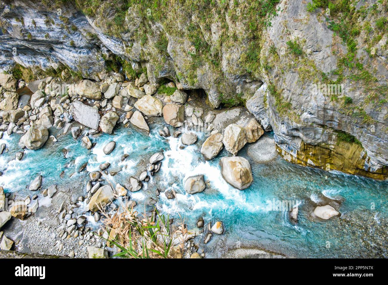 Scenic view of Swallow Grotto Yanzikou Trail with narrow turquoise Liwu ...