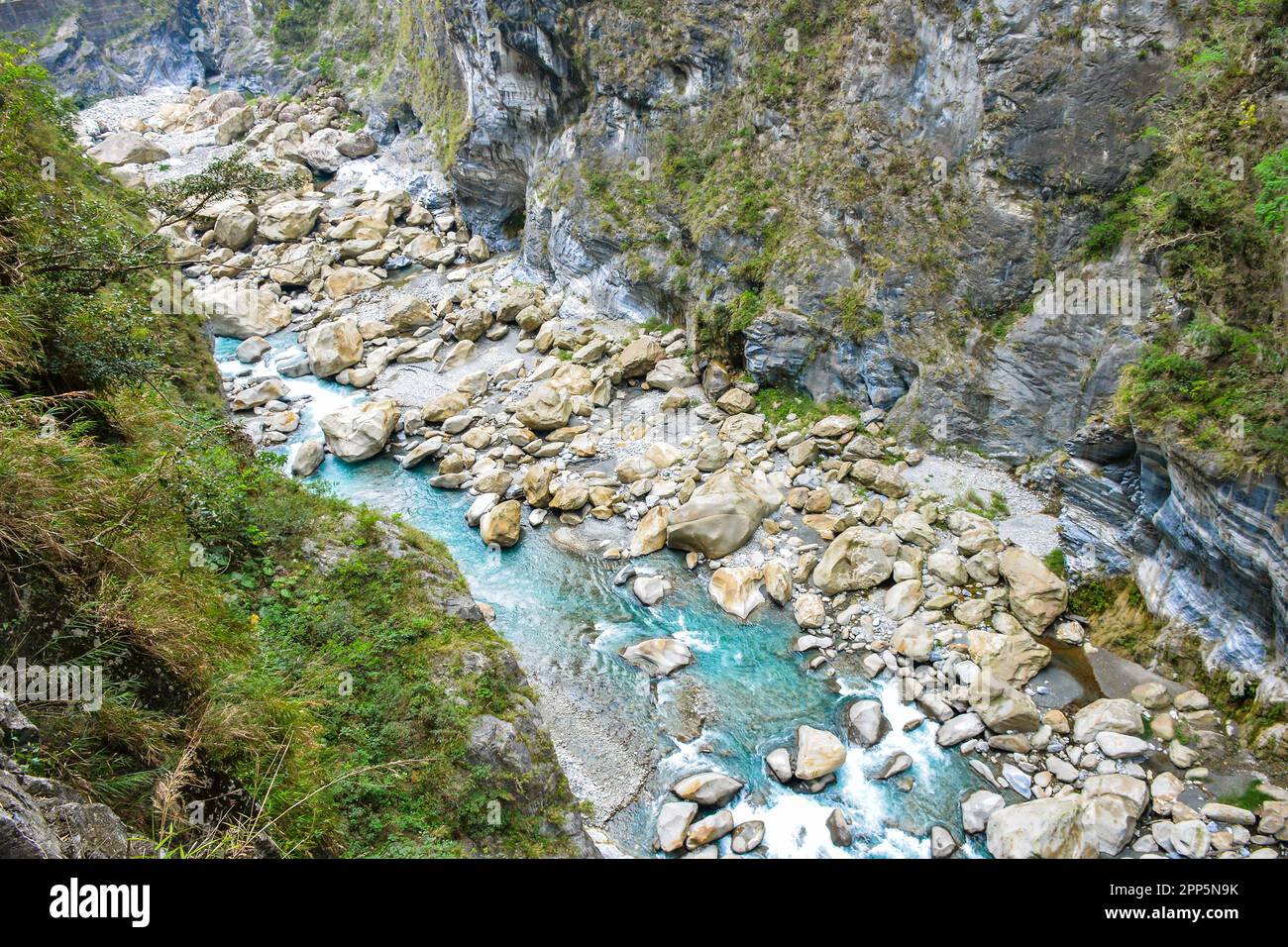 Scenic view of Swallow Grotto Yanzikou Trail with narrow turquoise Liwu ...
