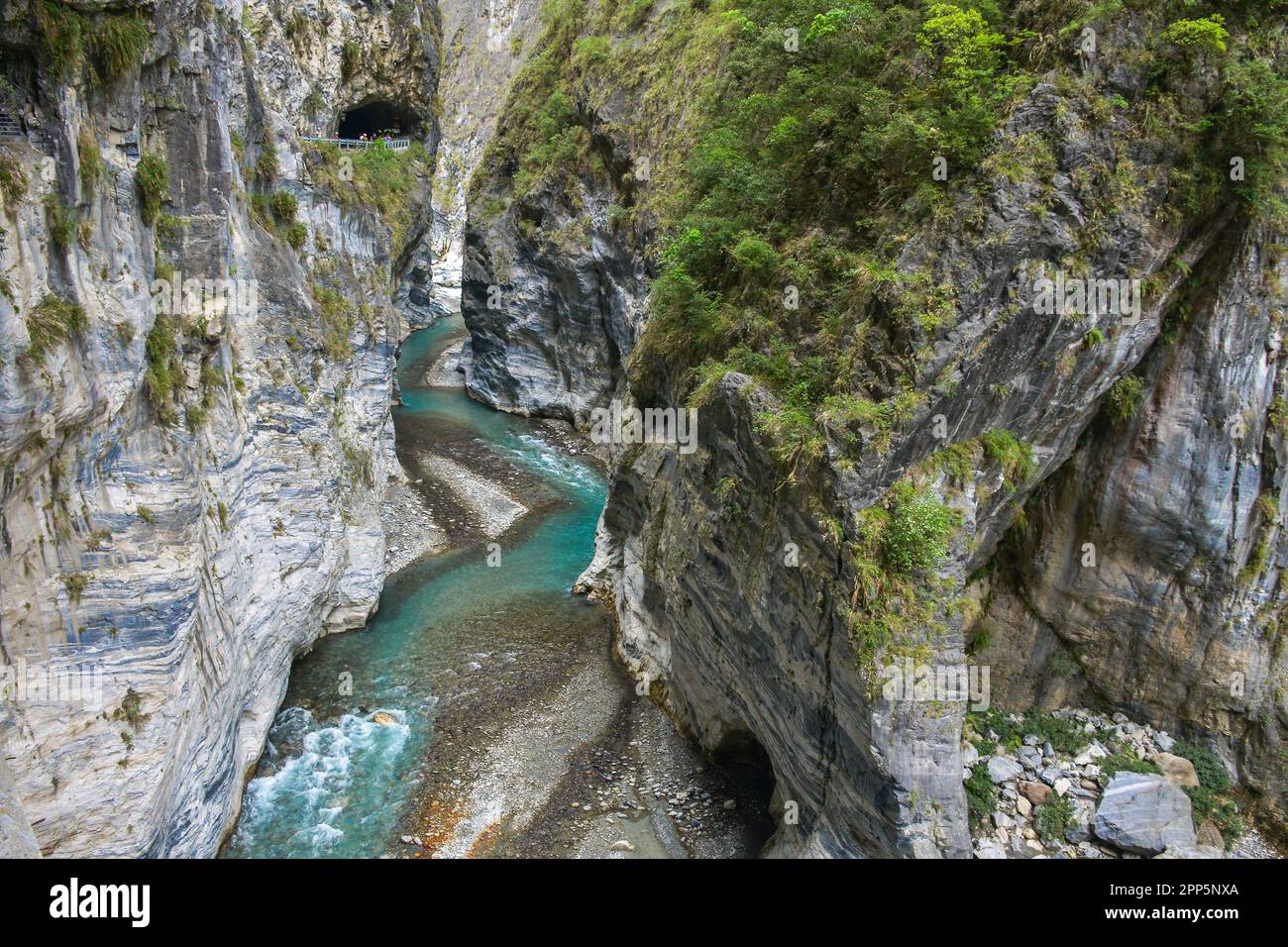 Scenic view of Swallow Grotto Yanzikou Trail with narrow turquoise Liwu ...