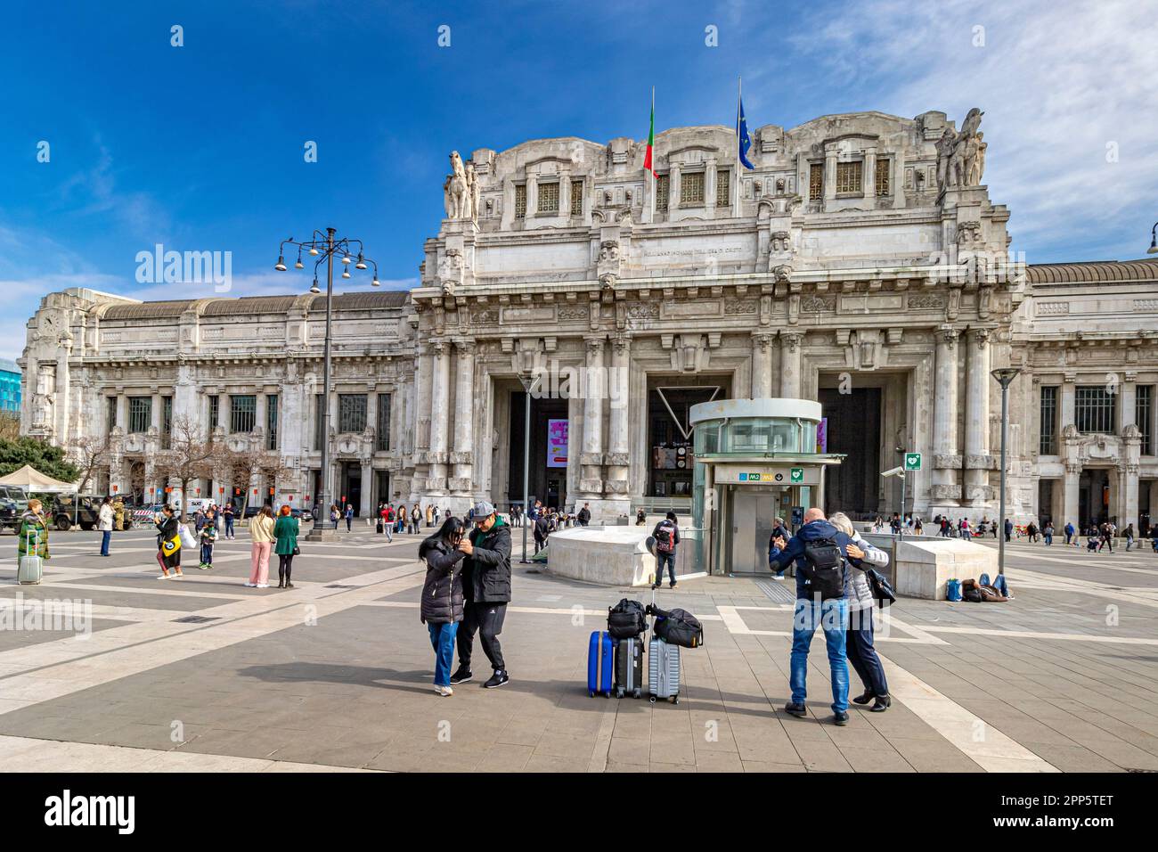 Station piazza hi-res stock photography and images - Alamy