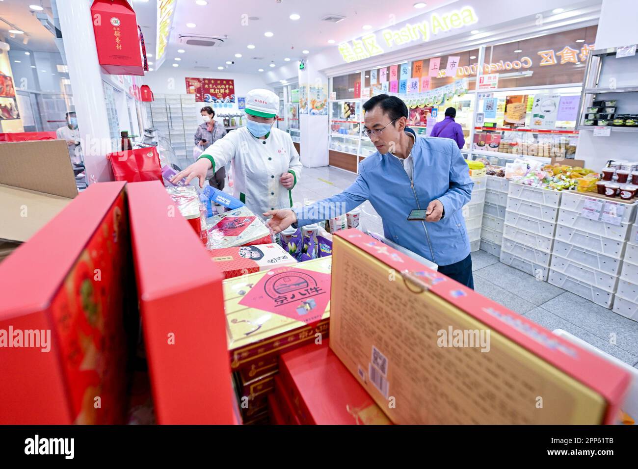 (230422) -- LANZHOU, April 22, 2023 (Xinhua) -- Zhu Yanjun buys ...