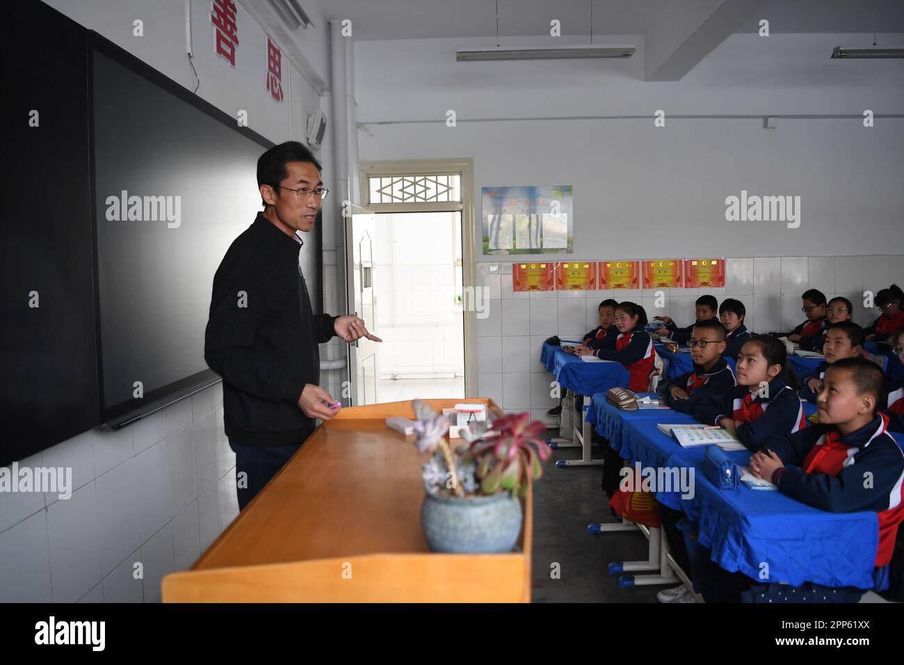 (230422) -- LANZHOU, April 22, 2023 (Xinhua) -- Zhu Yanjun shares ...