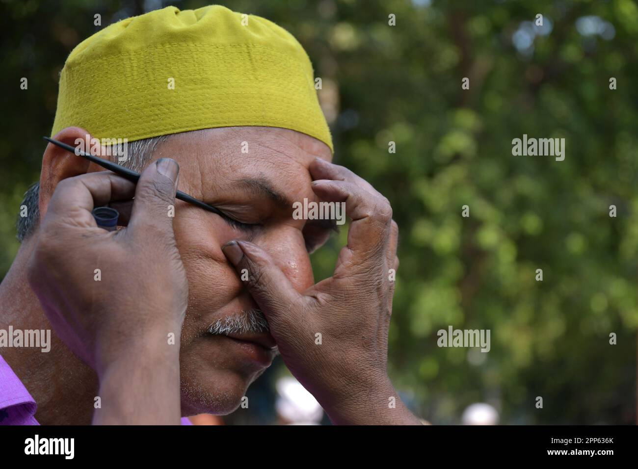 Kolkata, India. 22nd Apr, 2023. A Muslim man seen applying Surma on ...