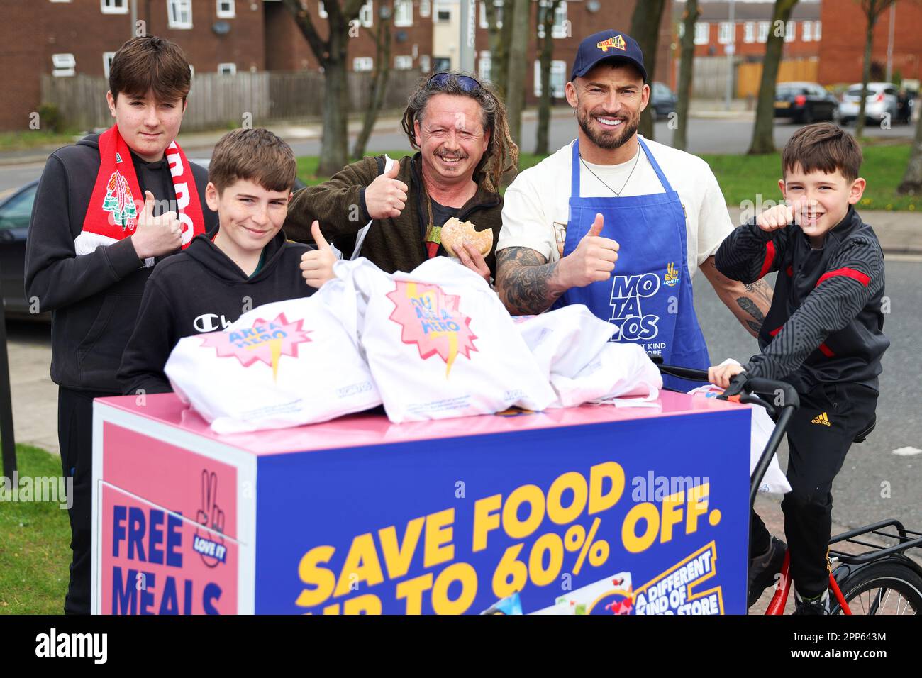 EDITORIAL USE ONLY Jake Quickenden helps distribute 580 meals in ...